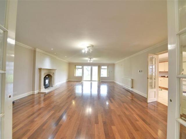 5 bedroom detached house to rent