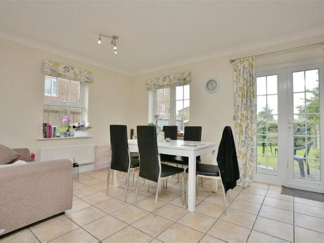 5 bedroom detached house to rent