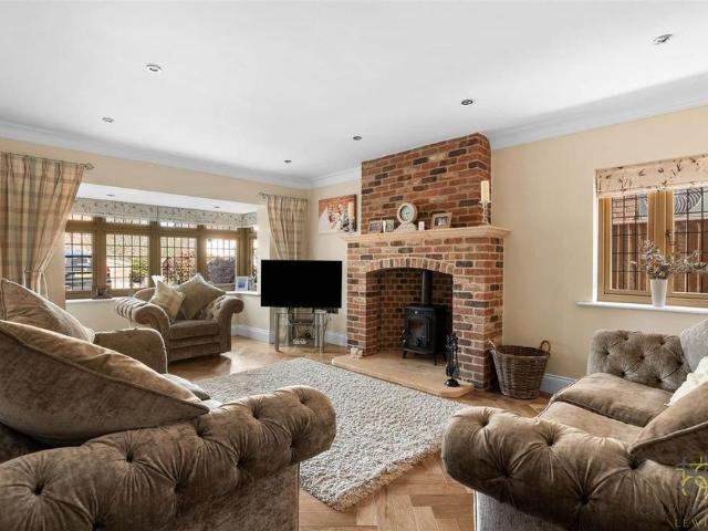 5 bedroom detached house to rent