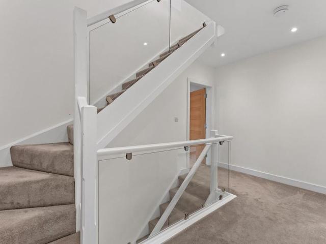 5 bedroom detached house to rent