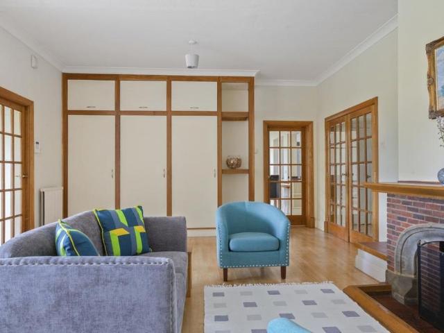 5 bedroom detached house to rent