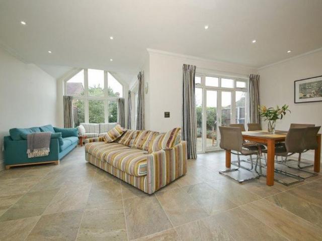 5 bedroom detached house to rent