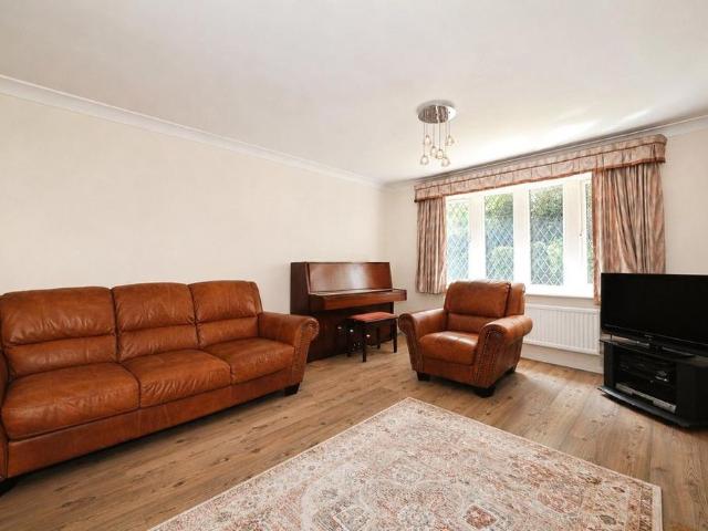5 bedroom detached house to rent