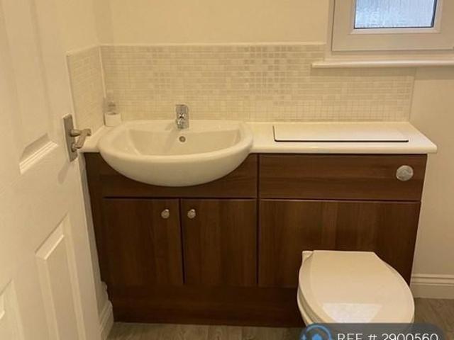 5 bedroom detached house to rent