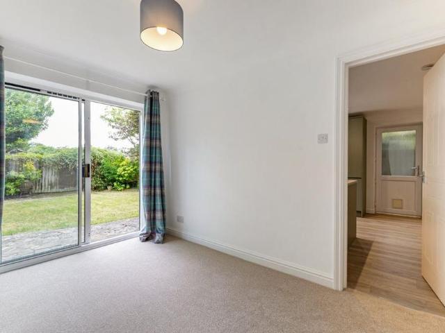 5 bedroom detached house to rent