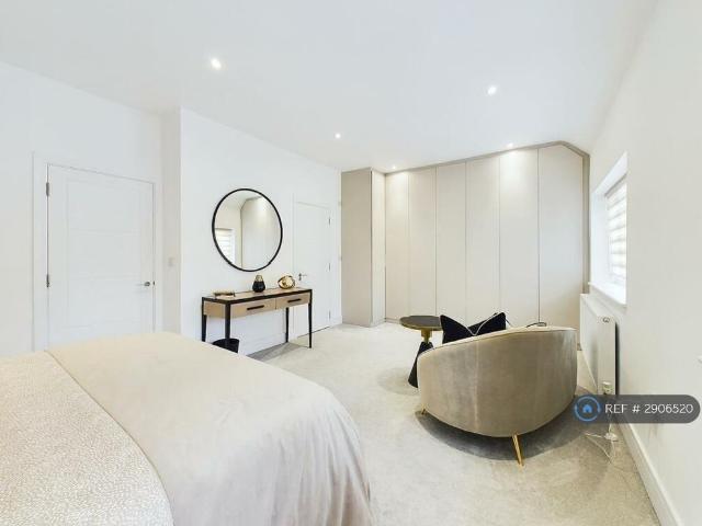 5 bedroom detached house to rent