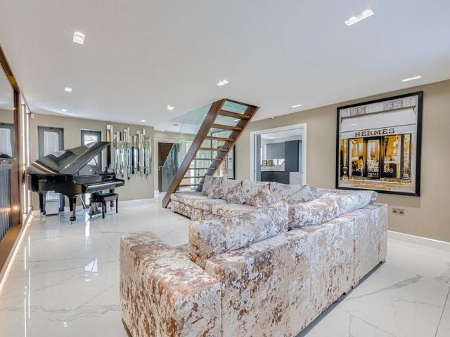 5 bedroom detached house to rent