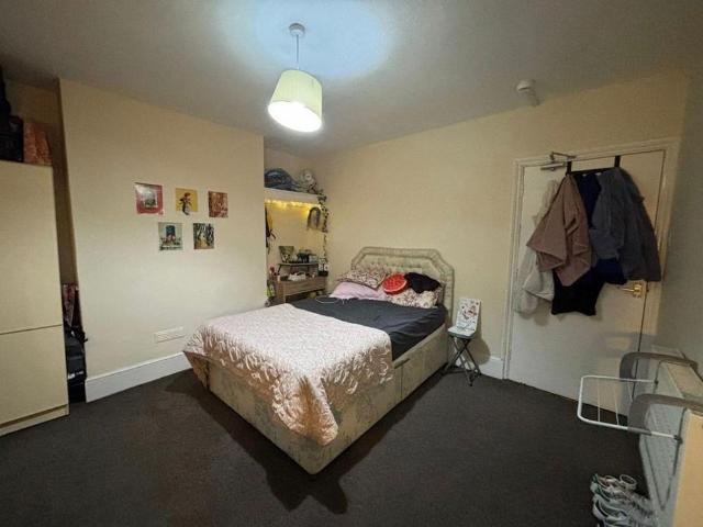 5 bedroom detached house to rent