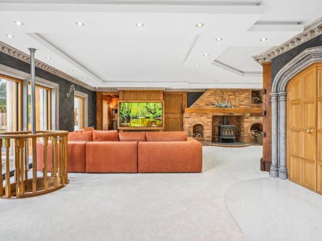 5 bedroom detached house to rent