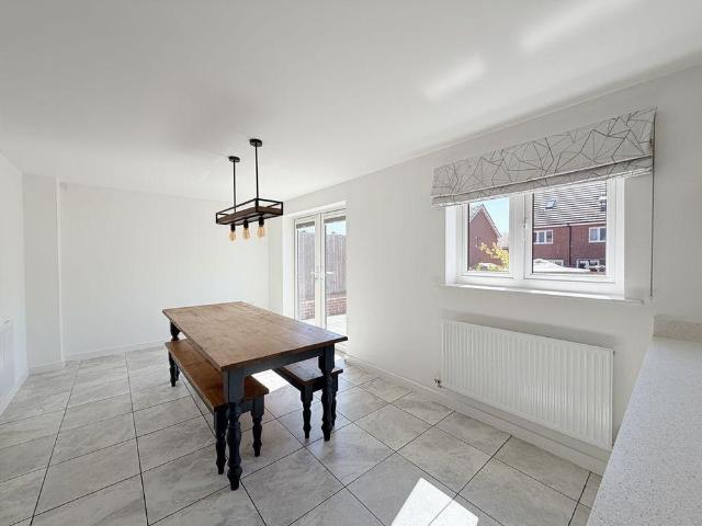 5 bedroom detached house to rent