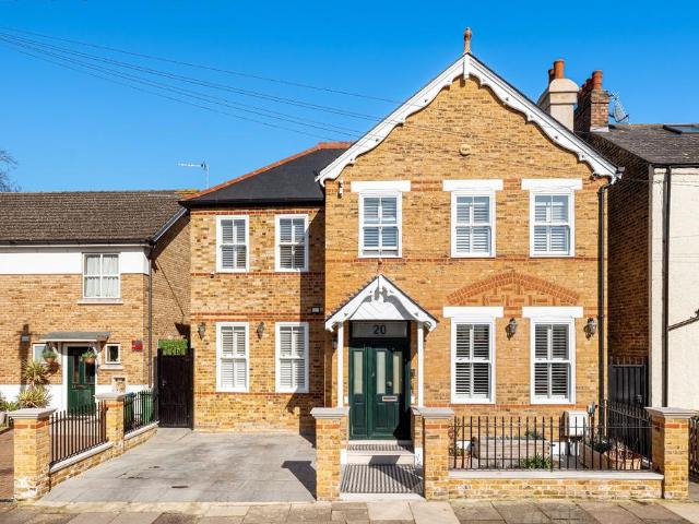 5 bedroom detached house to rent