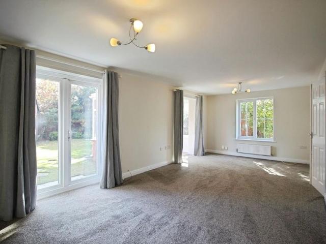 5 bedroom detached house to rent