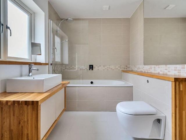 5 bedroom detached house to rent