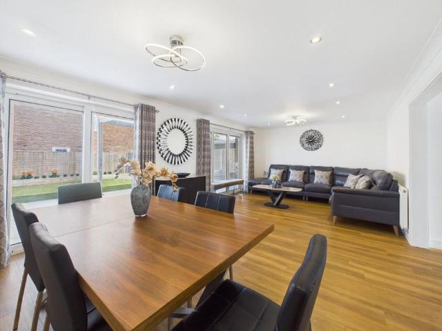 5 bedroom detached house to rent