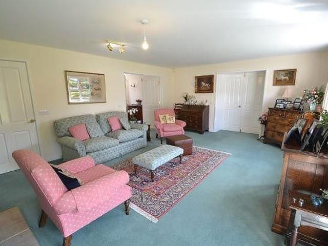 5 bedroom detached house to rent