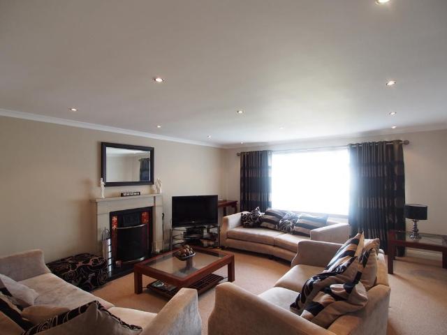 5 bedroom detached house to rent