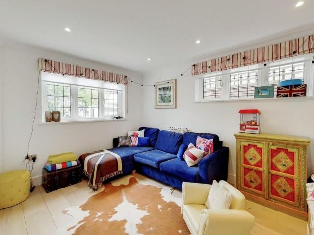 5 bedroom detached house to rent
