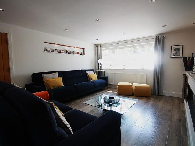 5 bedroom detached house to rent