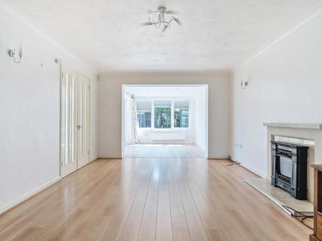5 bedroom detached house to rent