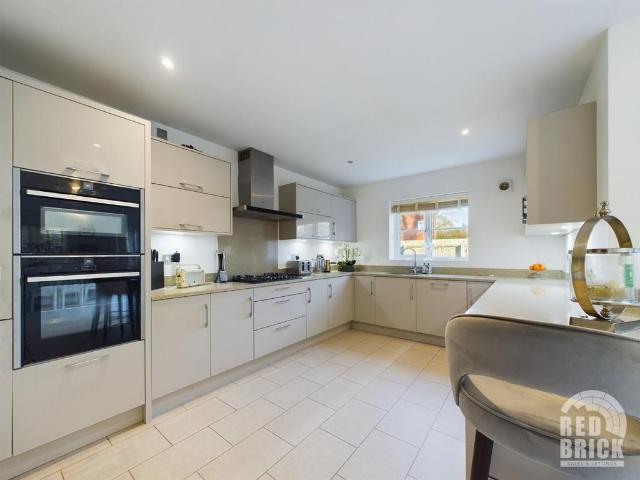 5 bedroom detached house to rent