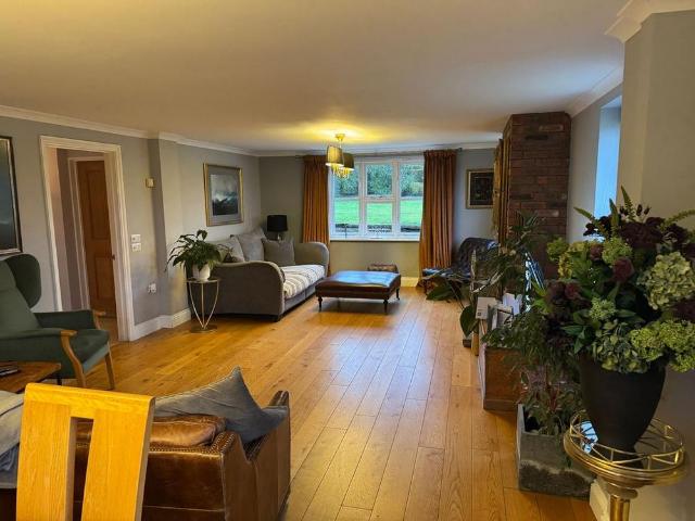 5 bedroom detached house to rent