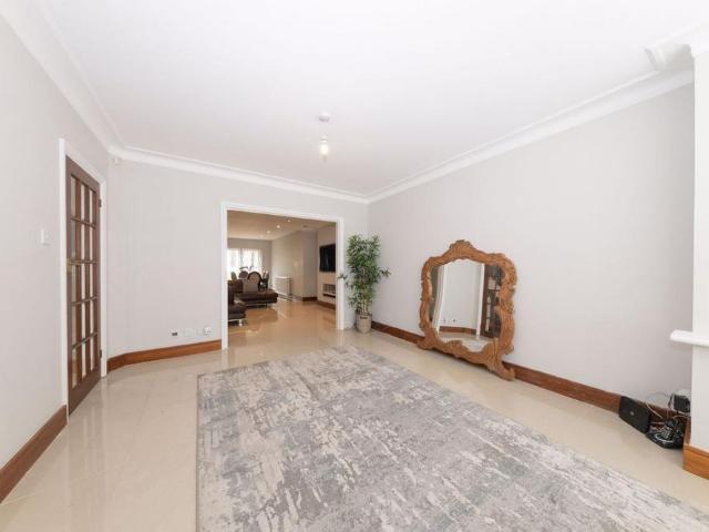 5 bedroom detached house to rent