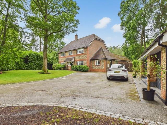 5 bedroom detached house to rent