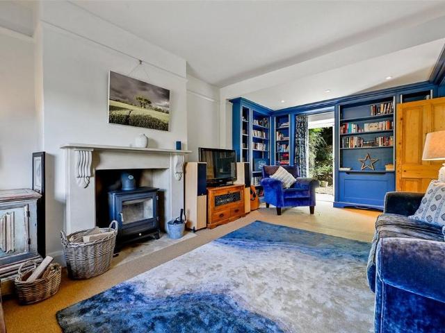 5 bedroom detached house to rent