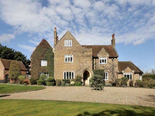 5 bedroom detached house to rent