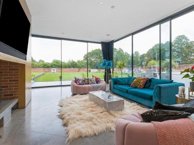 5 bedroom detached house to rent