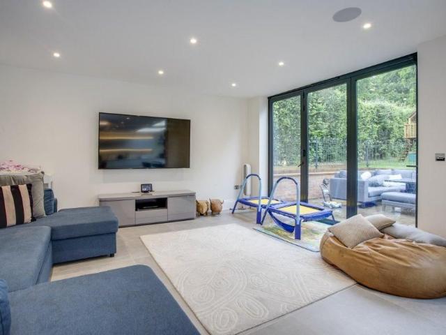 5 bedroom detached house to rent