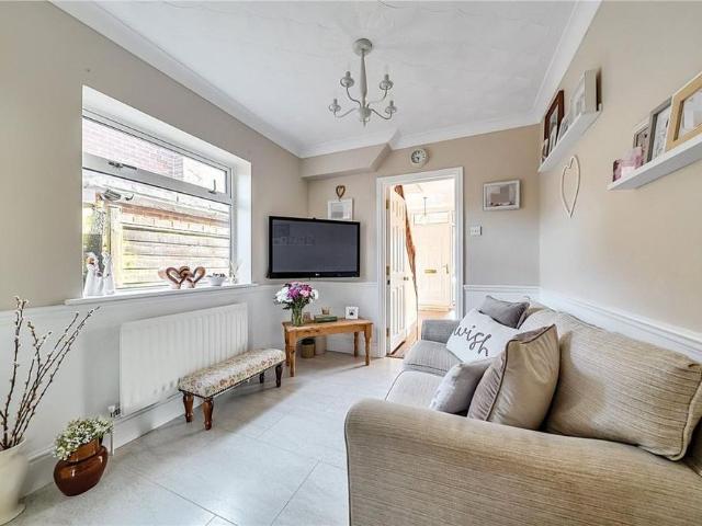 5 bedroom detached house to rent