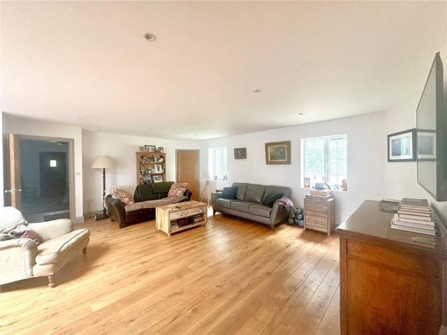 5 bedroom detached house to rent