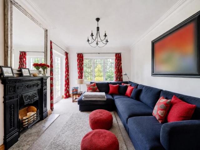 5 bedroom detached house to rent