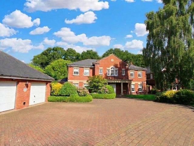 5 bedroom detached house to rent