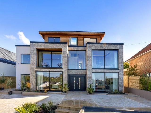 5 bedroom detached house to rent