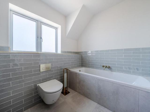 5 bedroom detached house to rent