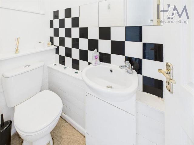 5 bedroom detached house to rent