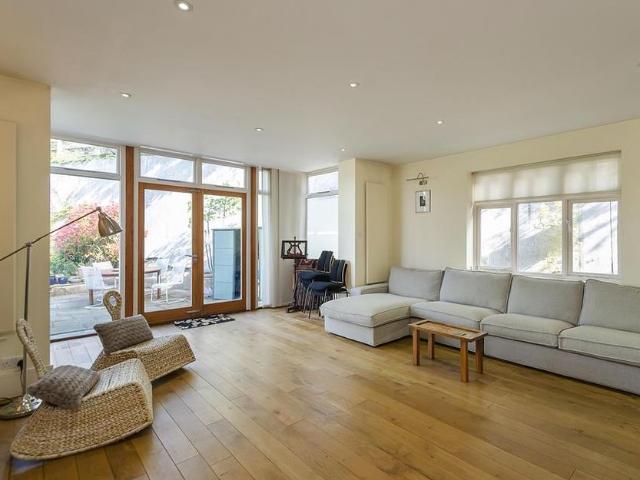 5 bedroom detached house to rent