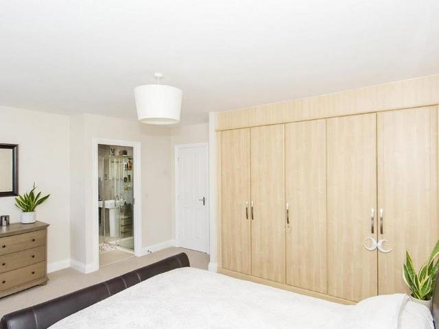 5 bedroom detached house to rent