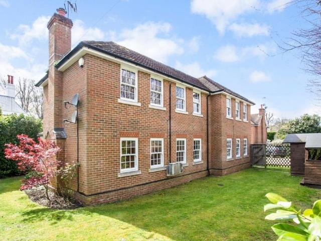 5 bedroom detached house to rent