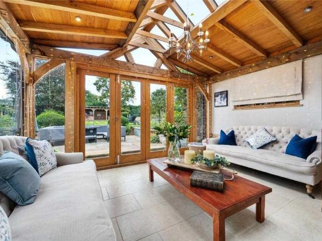 5 bedroom detached house to rent