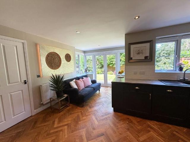 5 bedroom detached house to rent