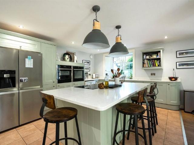 5 bedroom detached house to rent