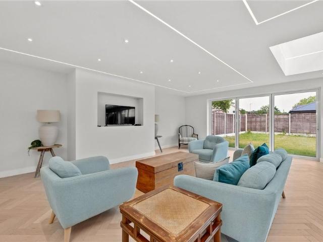 5 bedroom detached house to rent