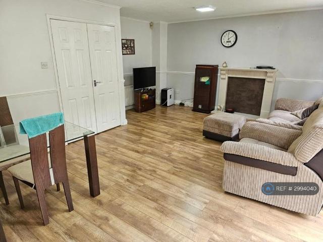 5 bedroom detached house to rent