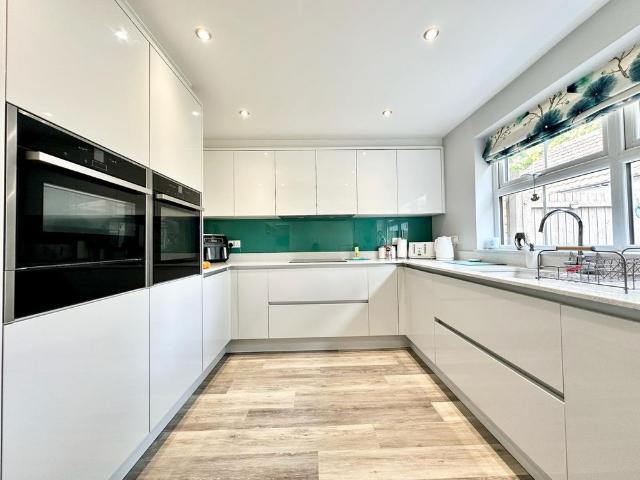 5 bedroom detached house to rent