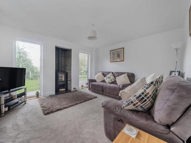 5 bedroom detached house to rent