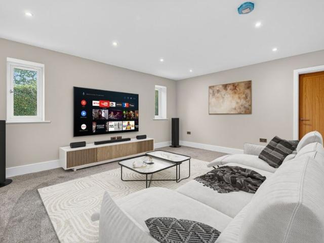 5 bedroom detached house to rent