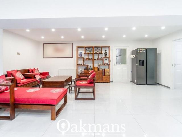 5 bedroom detached house to rent